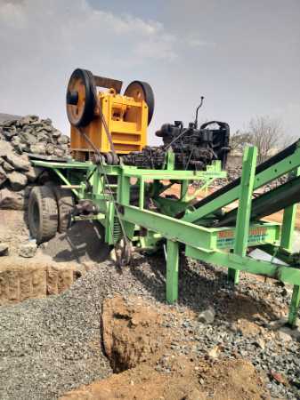 Heavy Duty Mobile Stone Crusher With Screen For Commercial Use at Best ...